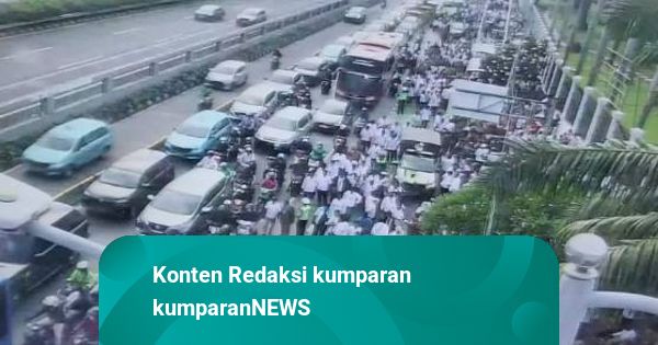 Ada Demo APDESI di Depan DPR, Jalan Gatot Subroto Arah Slipi Ditutup ... Ada Demo APDESI di Depan DPR, Jalan Gatot Subroto Arah Slipi Ditutup ...
